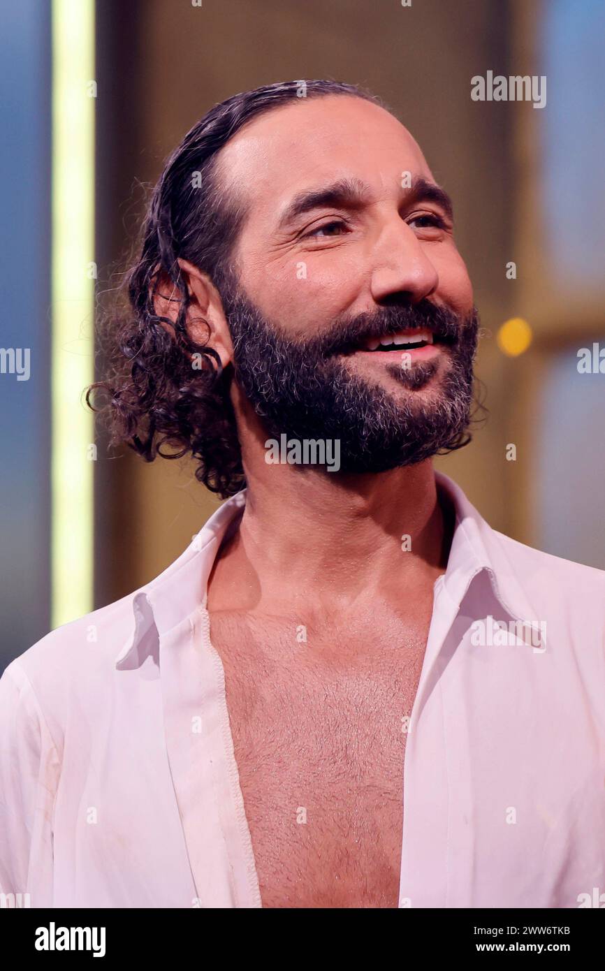 Tänzer Massimo Sinato in der zweiten Live-Show bei der 17. Staffel der ...