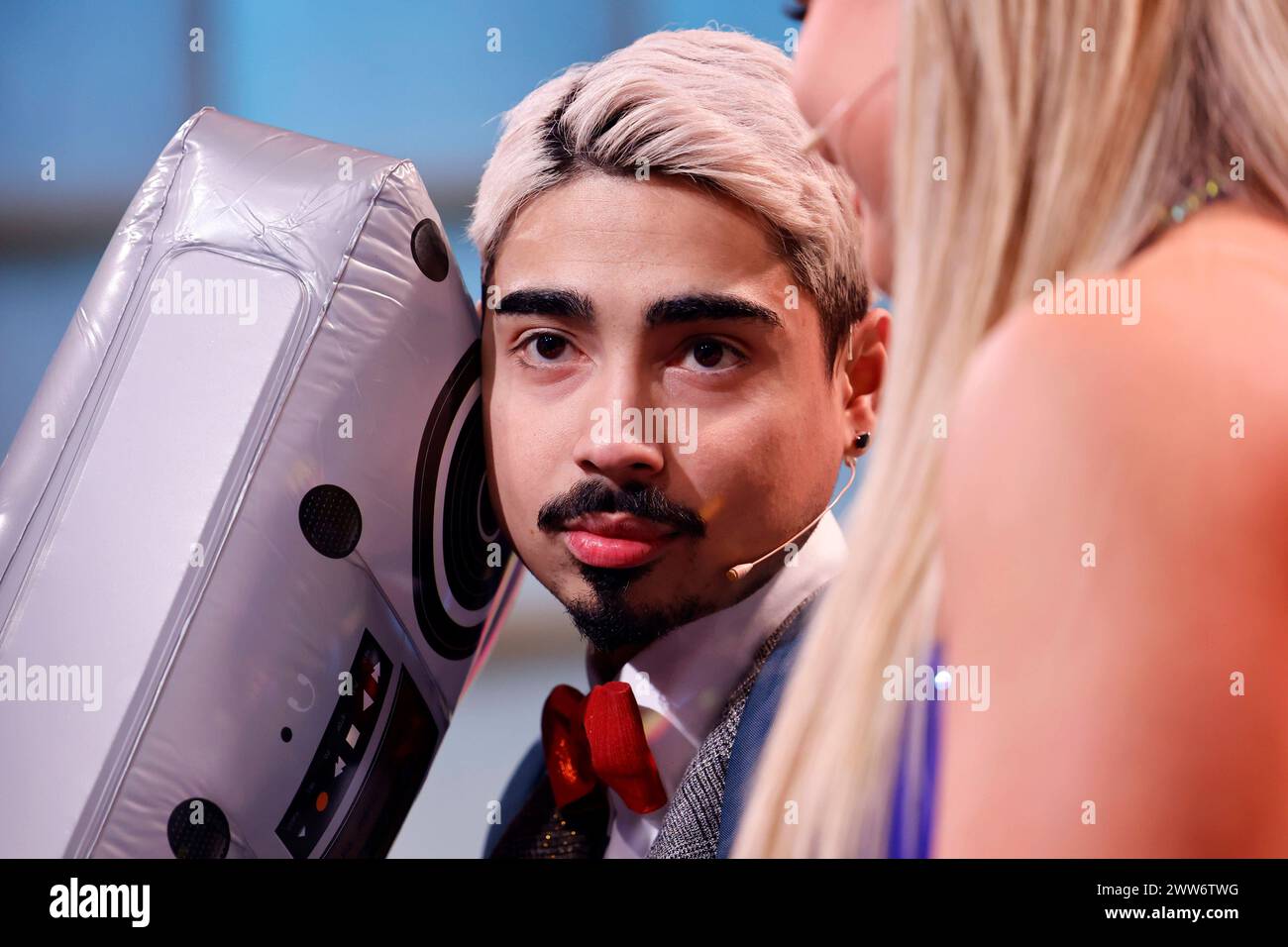 Comedian Tony Bauer in der zweiten Live-Show bei der 17. Staffel der ...