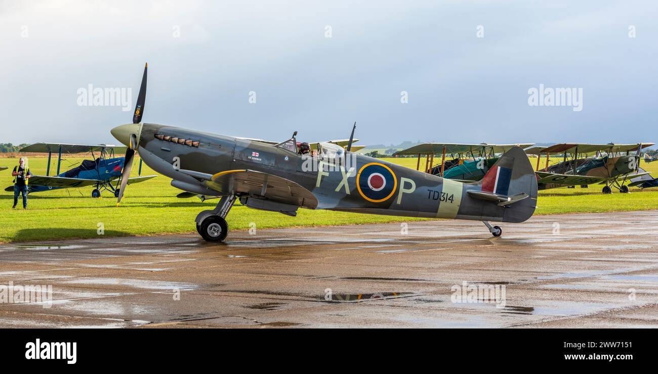 Supermarine Spitfire HF IX TD314 “St George” (G-CGYJ) taxiing at ...