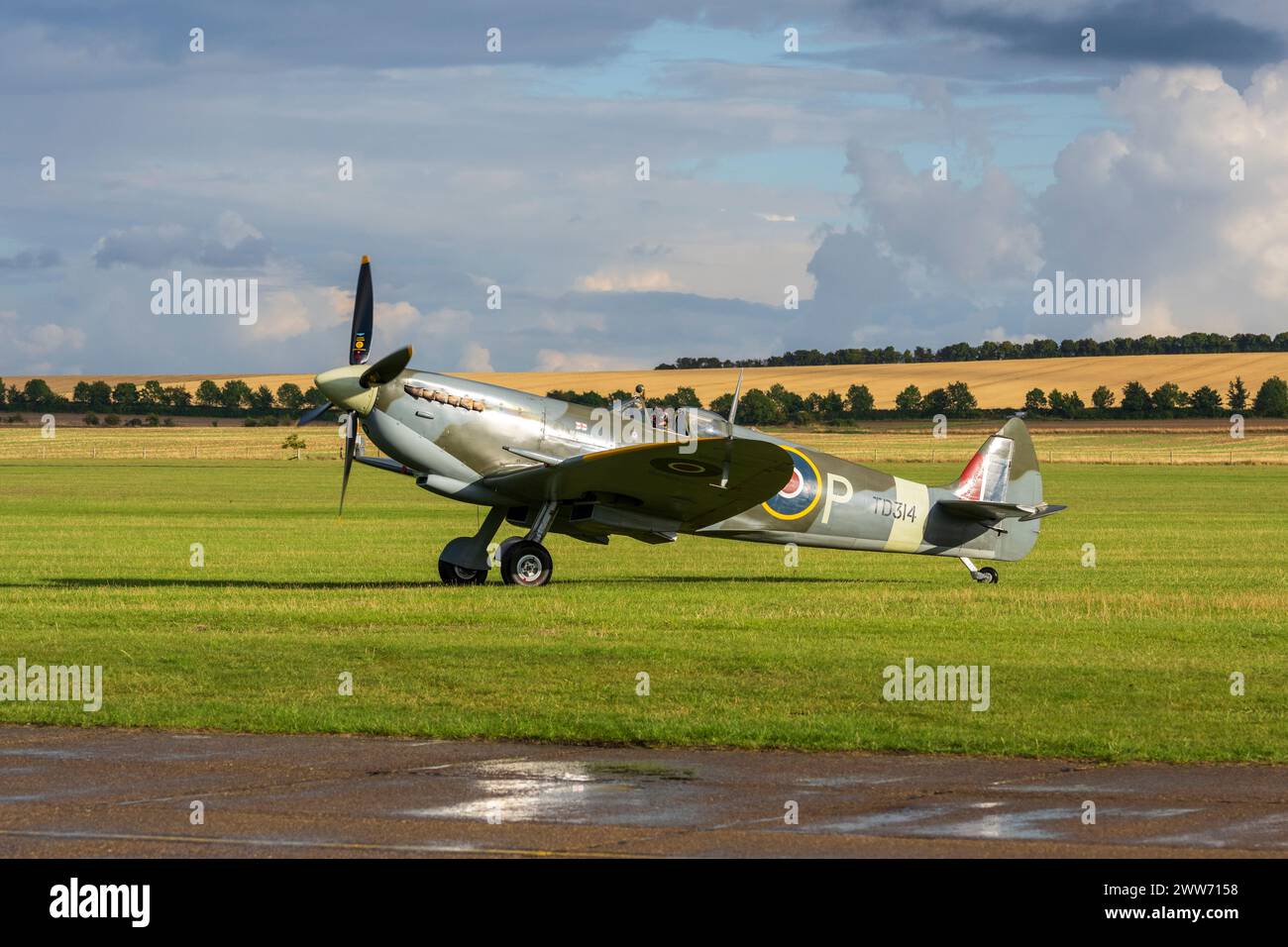 Supermarine Spitfire HF IX TD314 “St George” (G-CGYJ) taxiing at ...