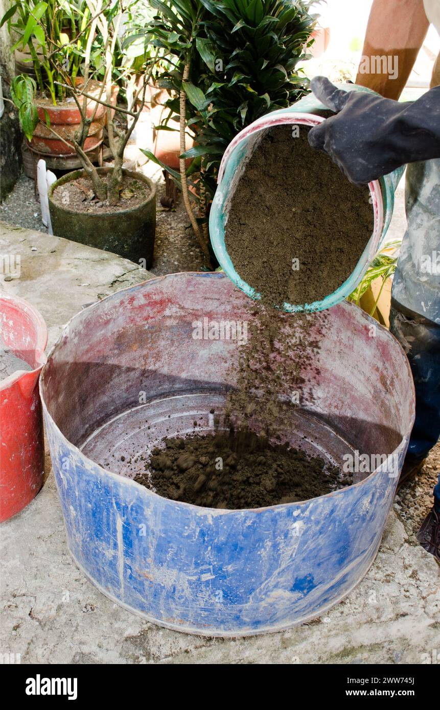 Emptying concrete mixer hi-res stock photography and images - Alamy