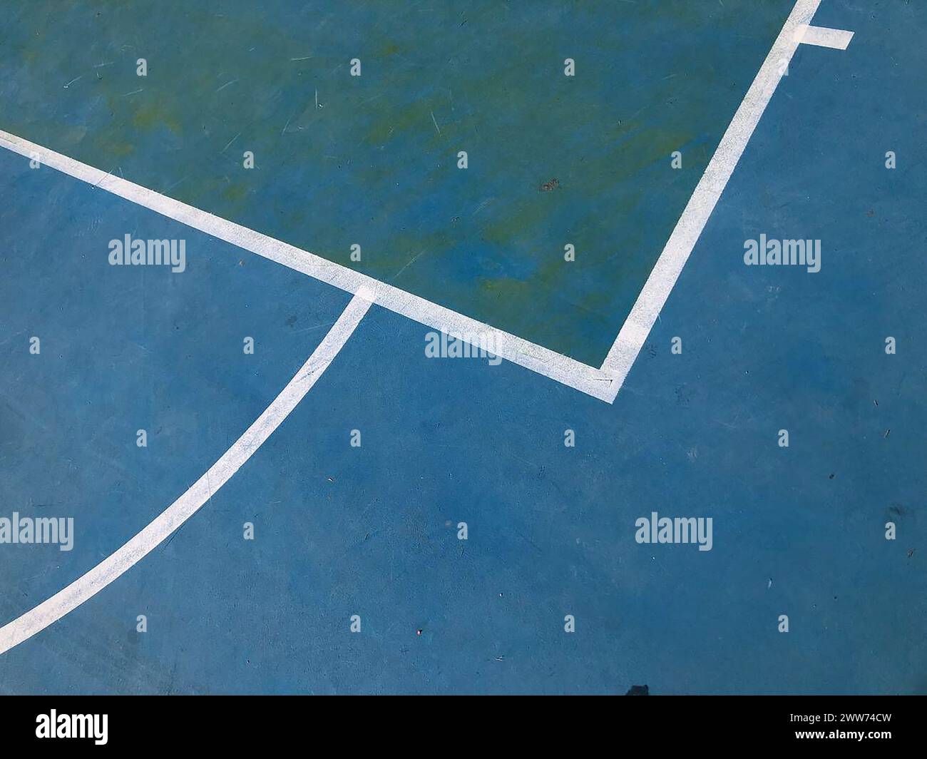 bright blue floor outdoor basketball court Stock Photo - Alamy