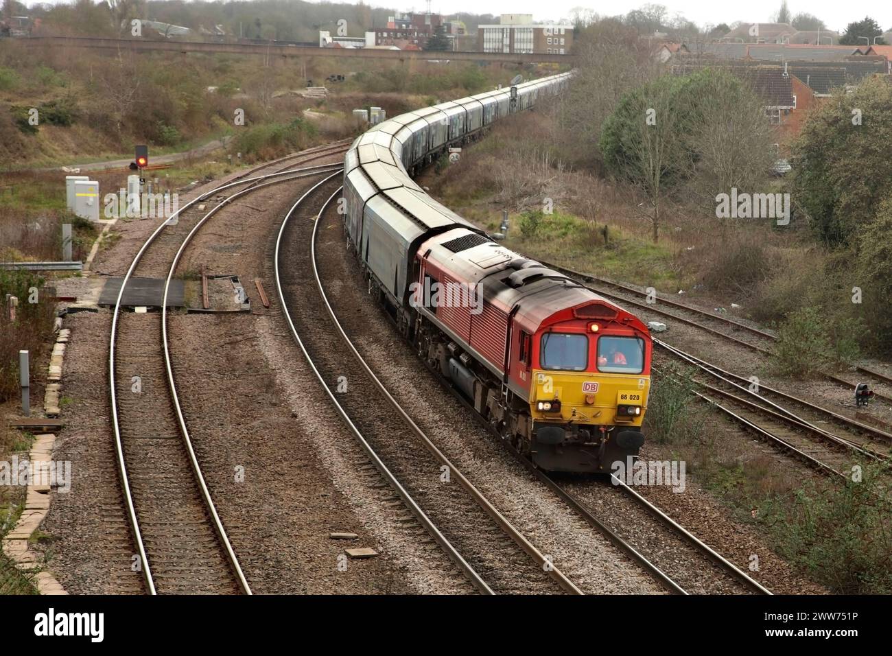 Class 37 loco 37901 "Mirrlees Pioneer" hauls the 5E22 Castle Donington ...