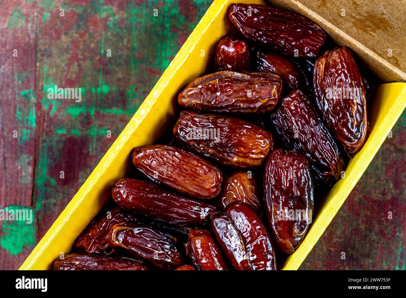 Dates box fruit hi-res stock photography and images - Alamy