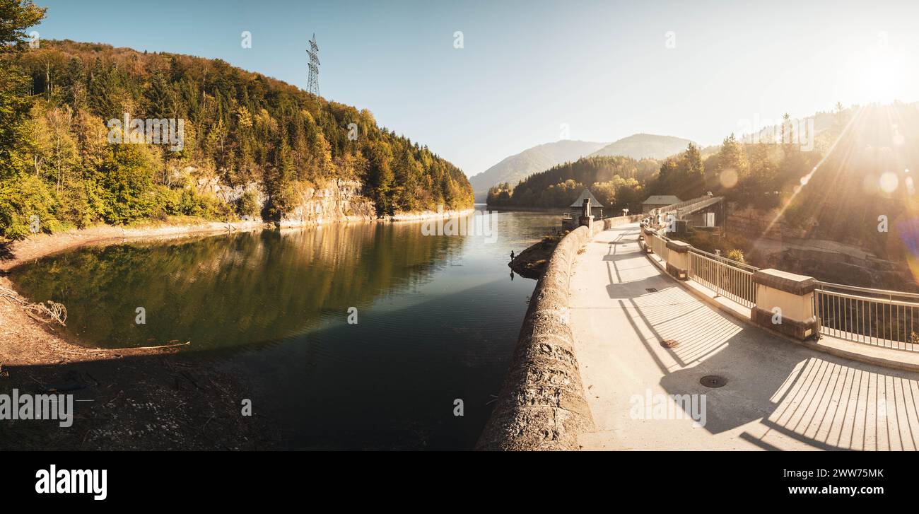 Angler beim Wiestalstausee und Staudamm im Herbst, Puch bei Hallein, in ...