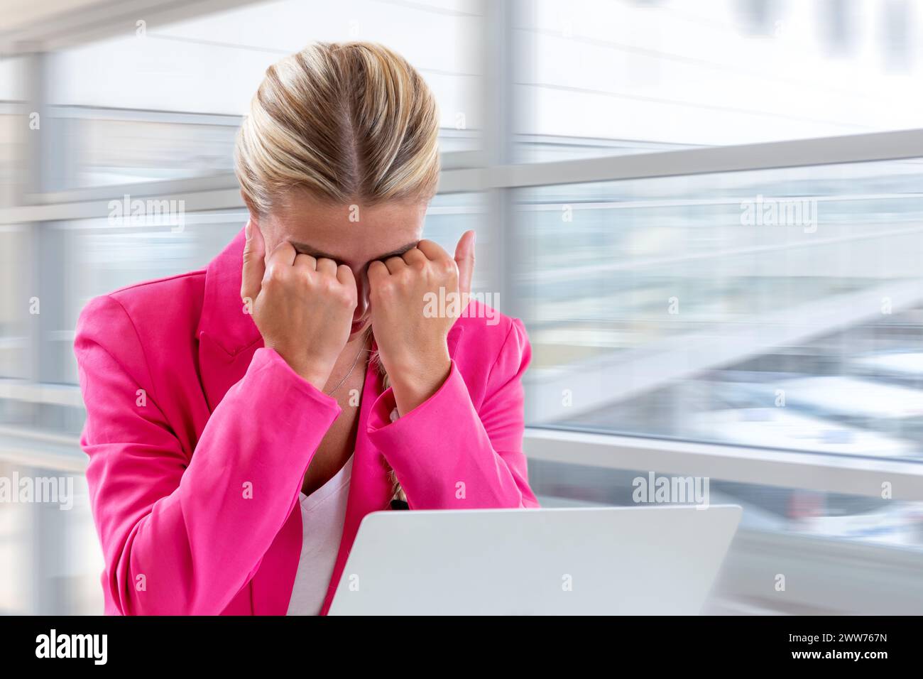 Woman crying computer hi-res stock photography and images - Alamy