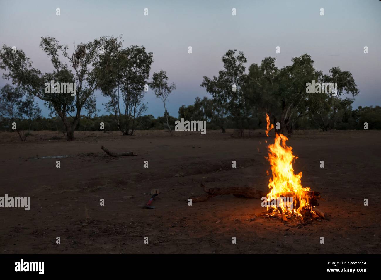 Campfire outback australia hi-res stock photography and images - Alamy