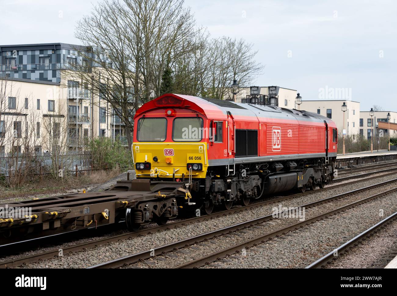 DB class 66 diesel locomotive No. 66056 pulling a freightliner train at ...