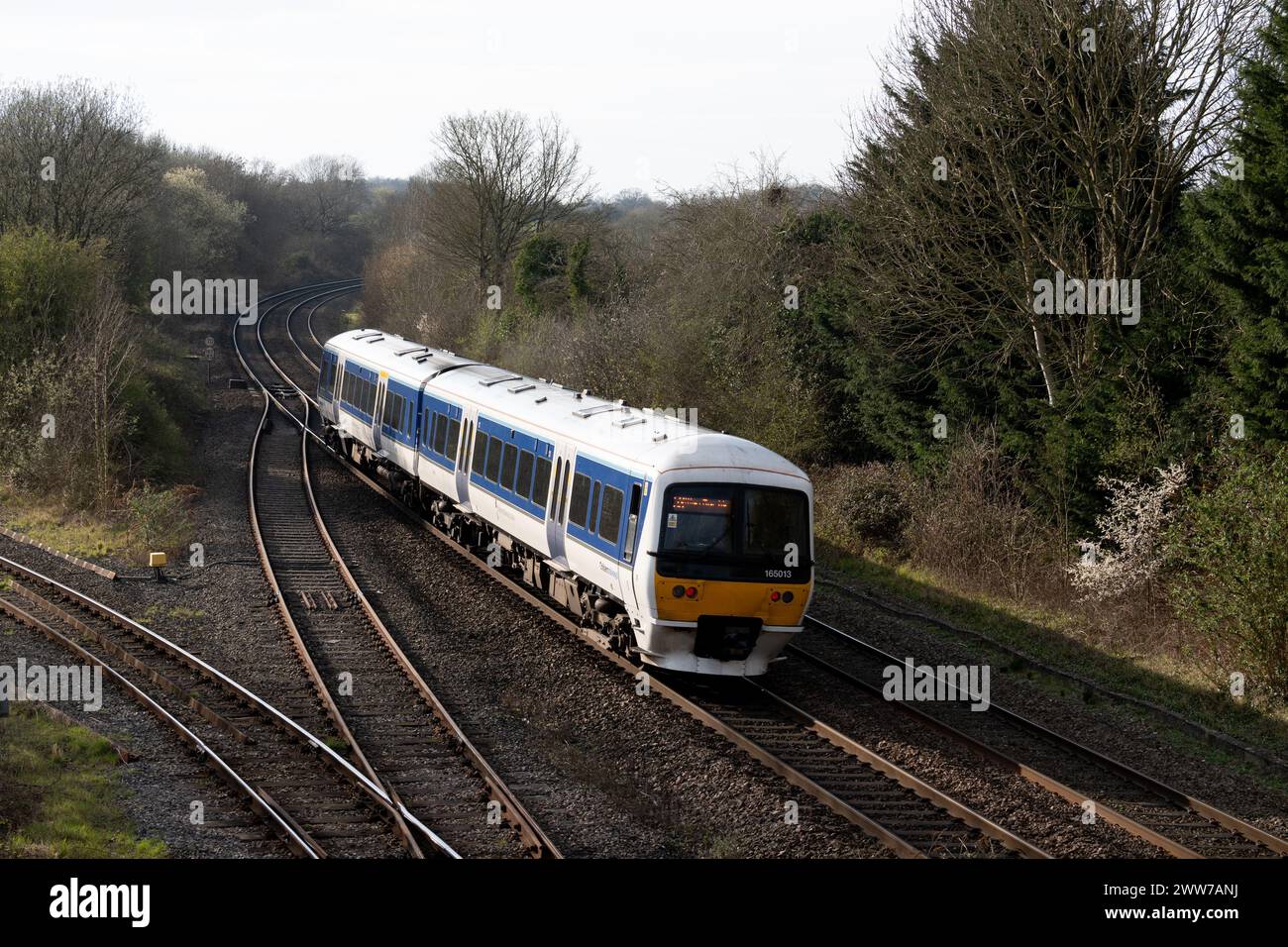 Chiltern Railways class 165 diesel train leaving Hatton station ...
