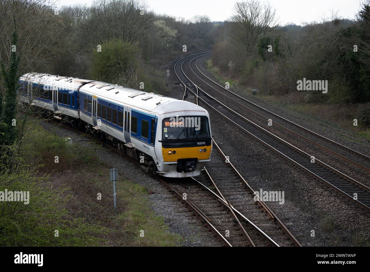 Chiltern Railways class 165 diesel train approaching Hatton station ...