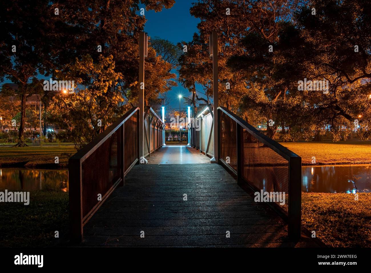 Footpath bridge at night hi-res stock photography and images - Alamy