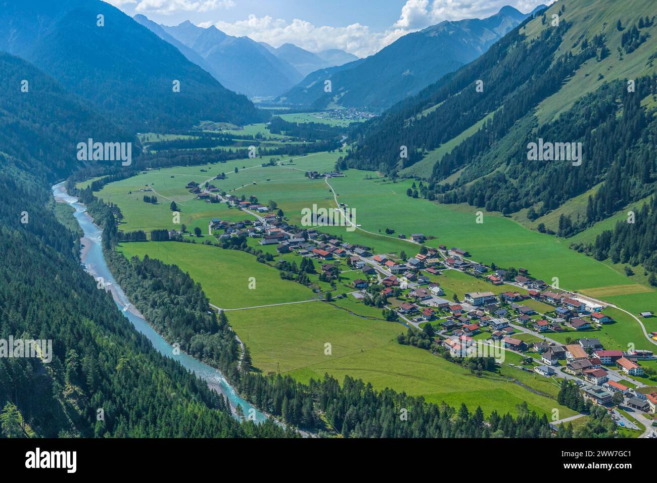 Ausblick auf das idyllisch gelegene Häselgehr im Naturpark Tiroler ...
