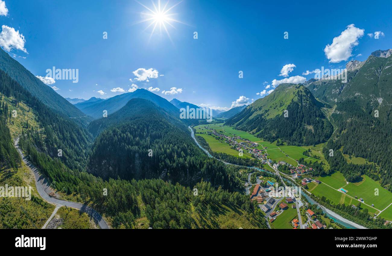Ausblick auf das idyllisch gelegene Häselgehr im Naturpark Tiroler ...