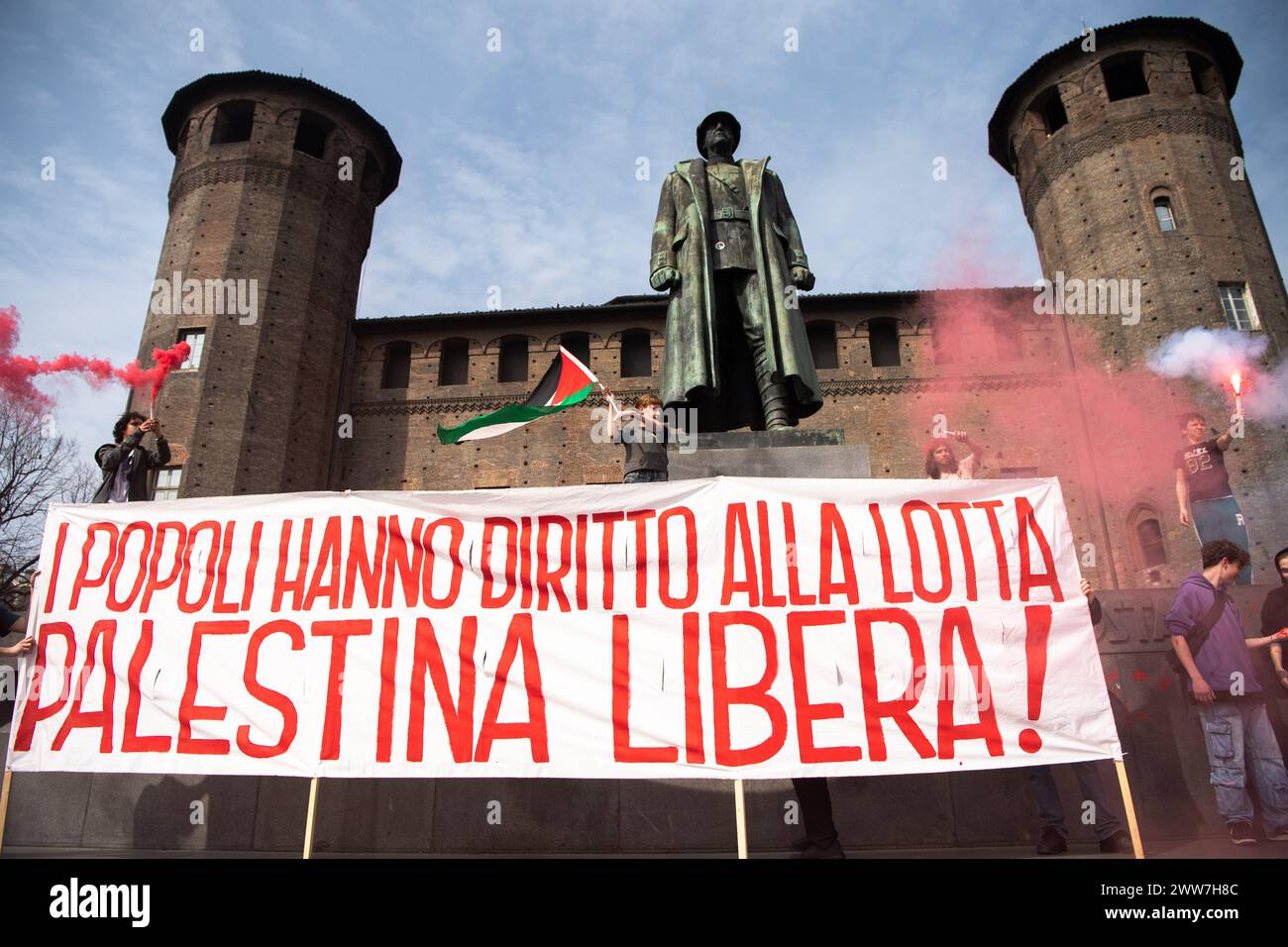 Studenti tengono un banner con Benjamin Netanyahu e Giorgia Meloni ...