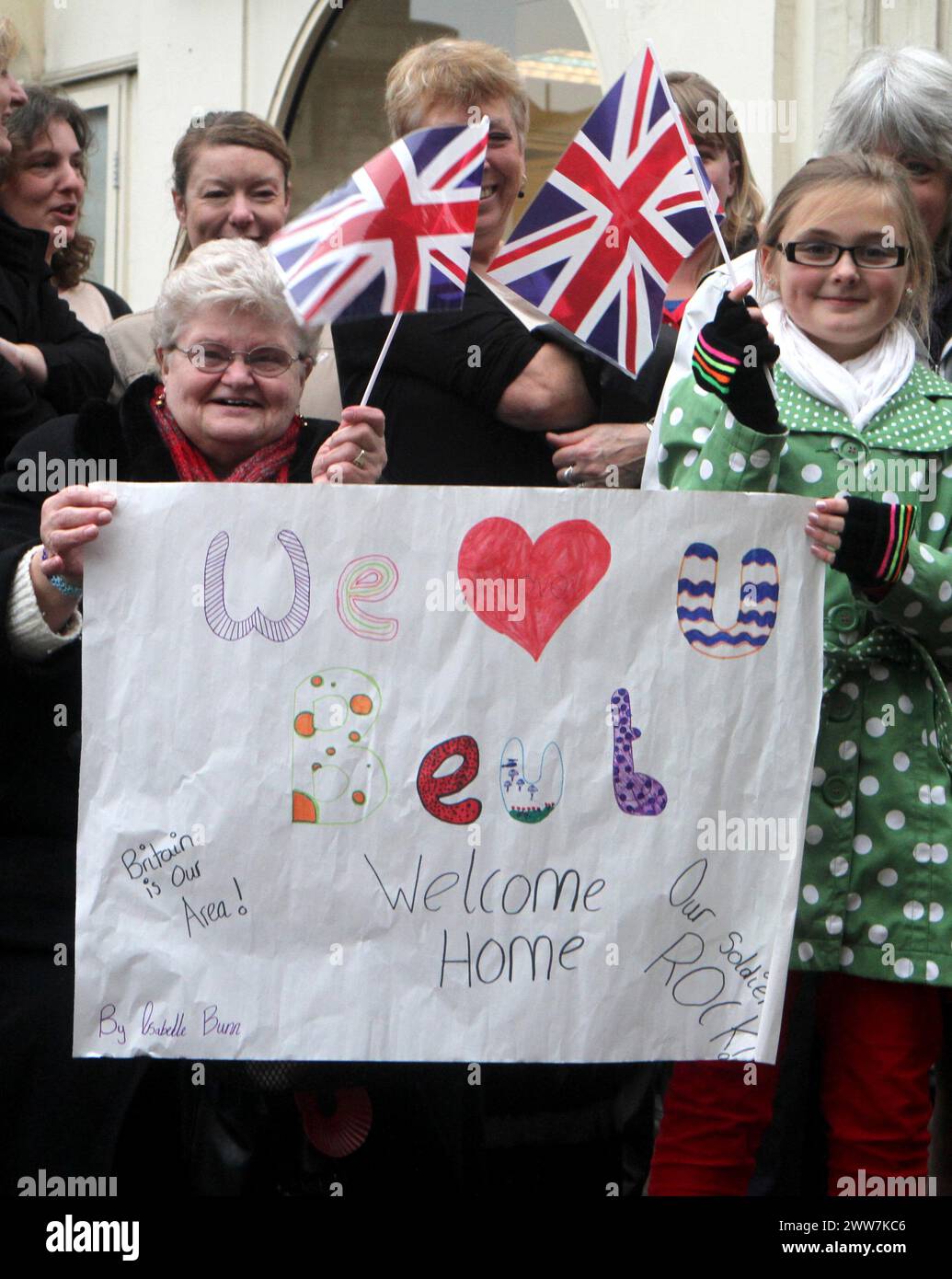 22/11/11. ..Crowds line the streets of Northampton to welcome home 9th ...