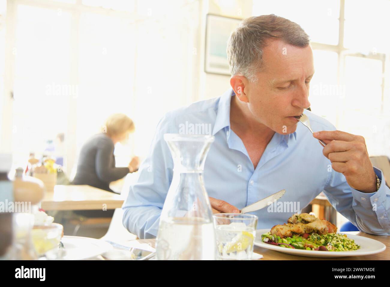 Man eating lunch hi-res stock photography and images - Alamy