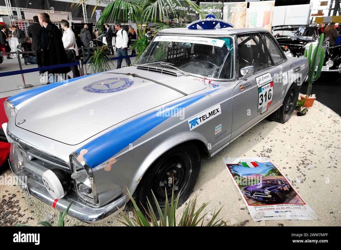 Retro logos hi-res stock photography and images - Alamy