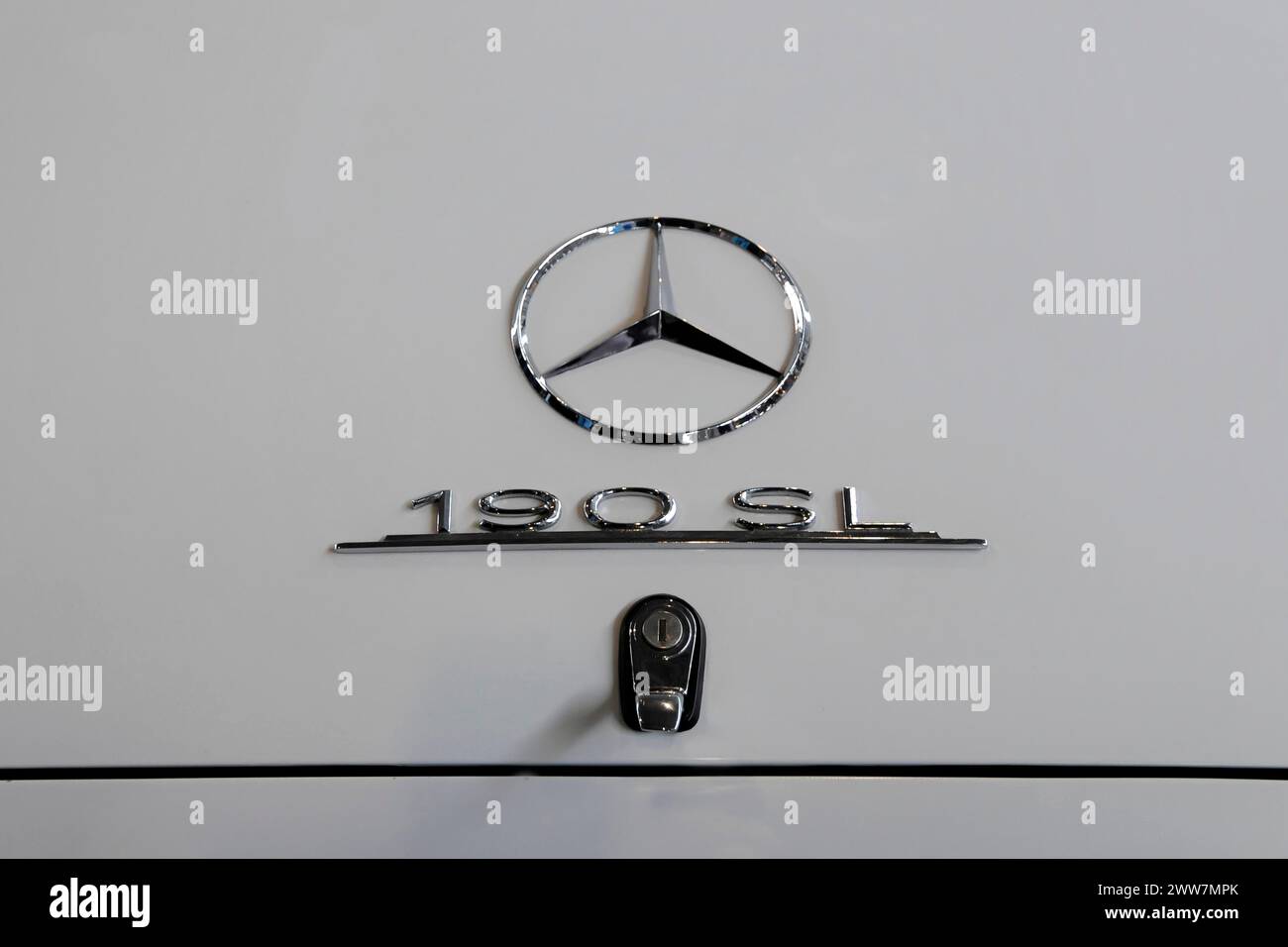 Old mercedes benz emblem hi-res stock photography and images - Alamy