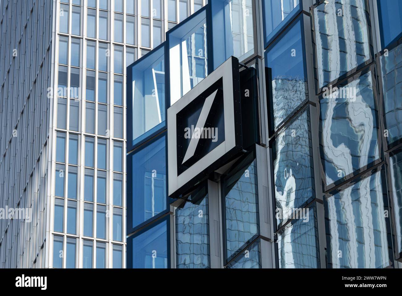 Logo der Deutschen Bank an Glasfassade in Frankfurt 21.03.24, Frankfurt ...