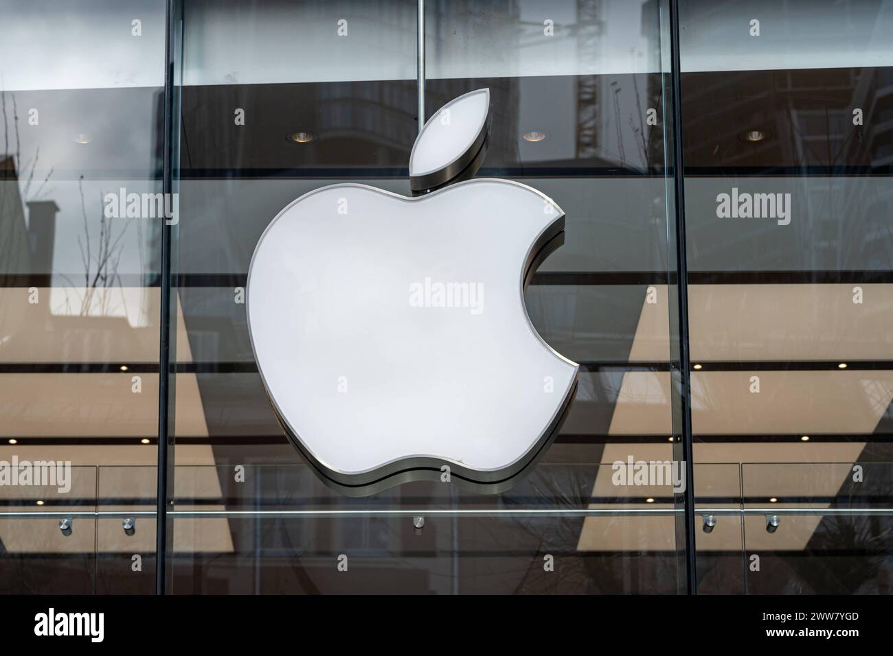 Apple-Logo an Glasfassade eines Apple Stores in Frankfurt 21.03.24 ...