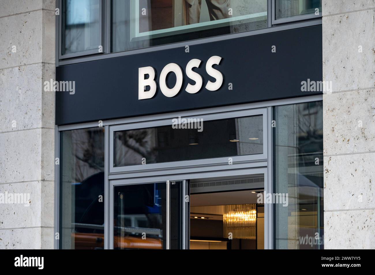BOSS-Schriftzug an Geschäftsfassade 21.03.24, Frankfurt: Symbolfoto ...