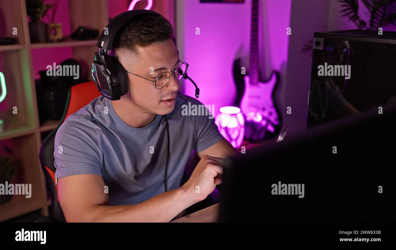 Man using pc gaming setup hi-res stock photography and images - Alamy