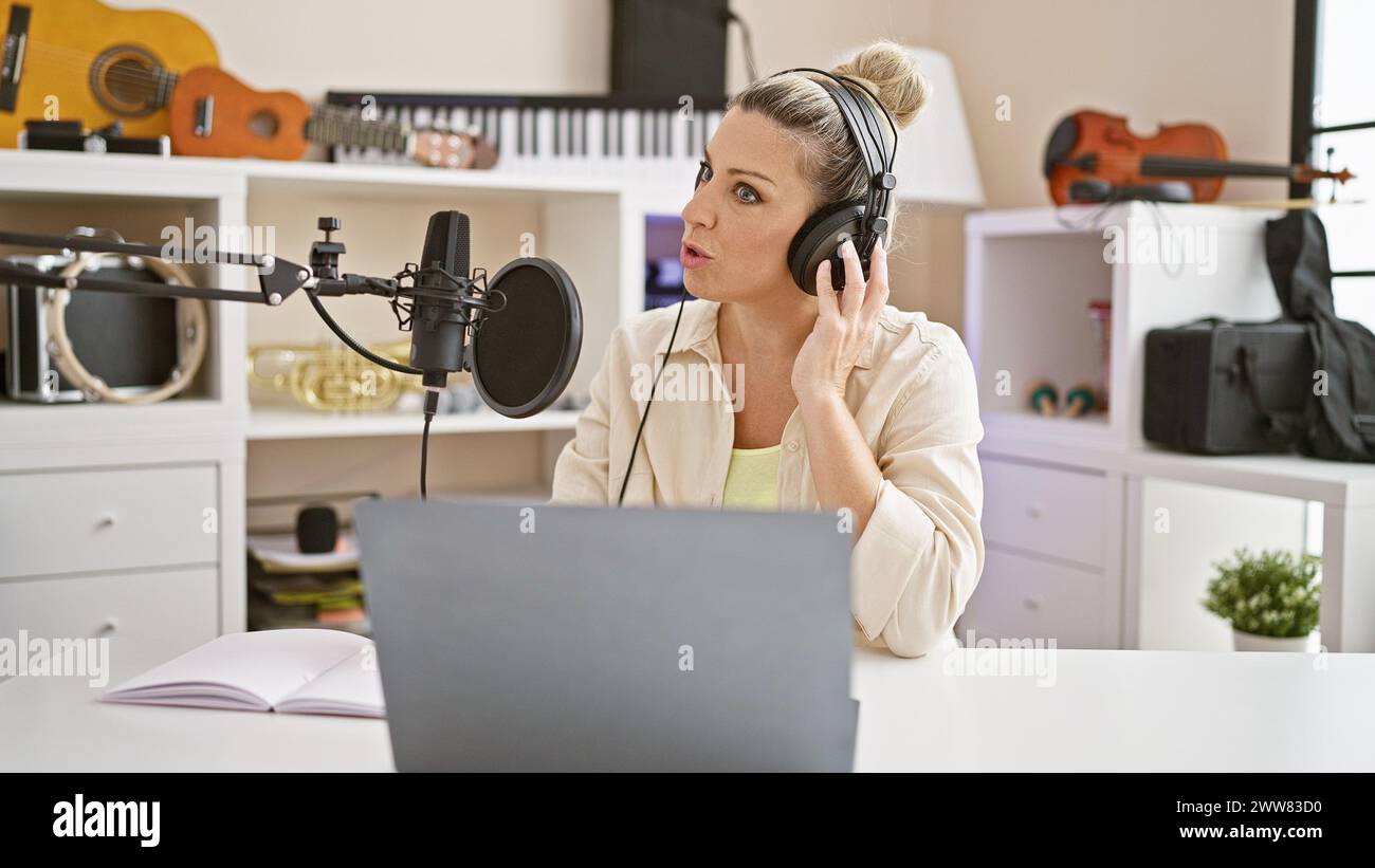 Reporter listening to speaker hi-res stock photography and images - Alamy