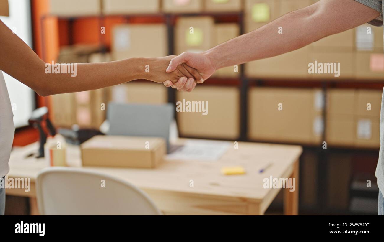 Shipment delivery handshake hi-res stock photography and images - Alamy