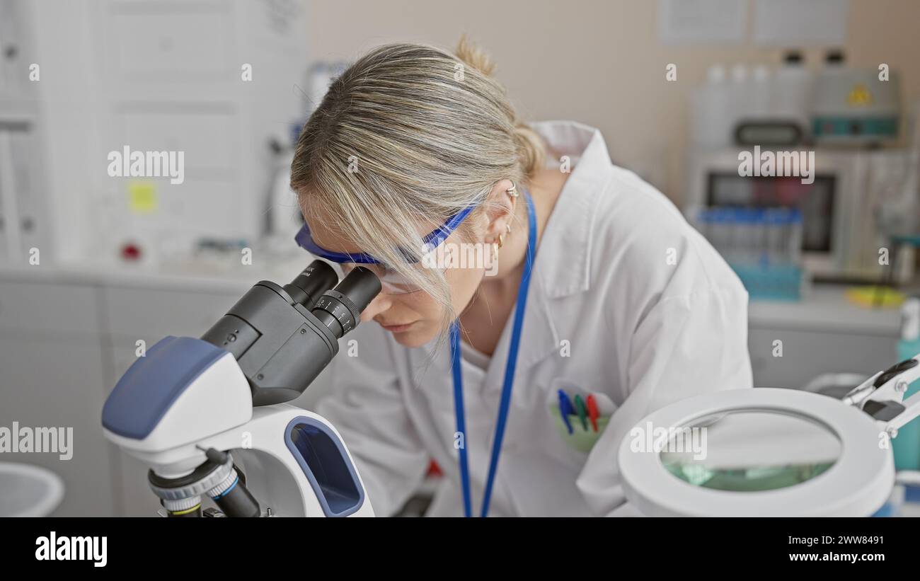 Biologist examining specimen hi-res stock photography and images - Alamy