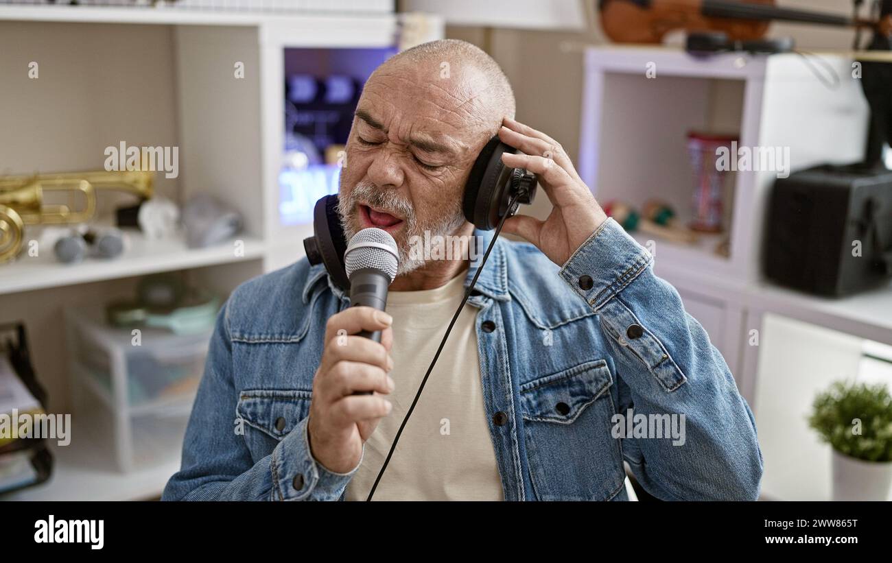 Middle aged singer hi-res stock photography and images - Alamy