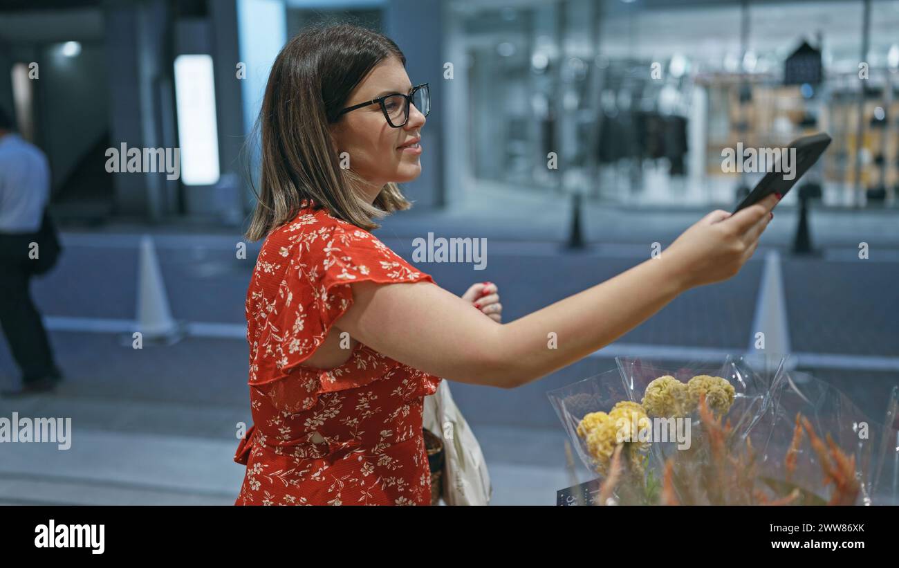 Snapping flowers hi-res stock photography and images - Alamy