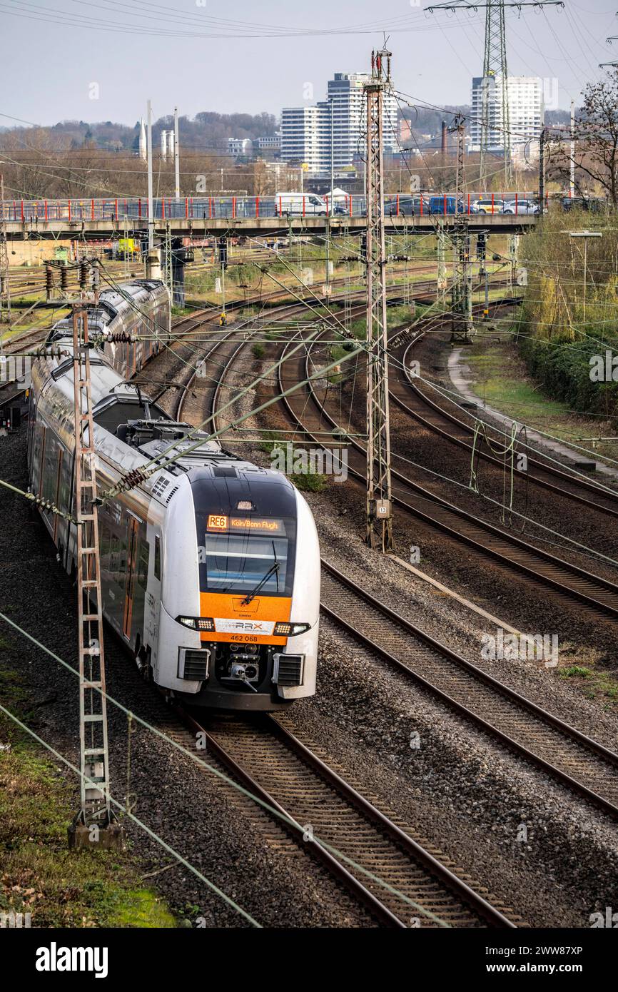 RRX, Rhein-Ruhr-Express Zug auf der Bahnstrecke zwischen Mülheim an der ...