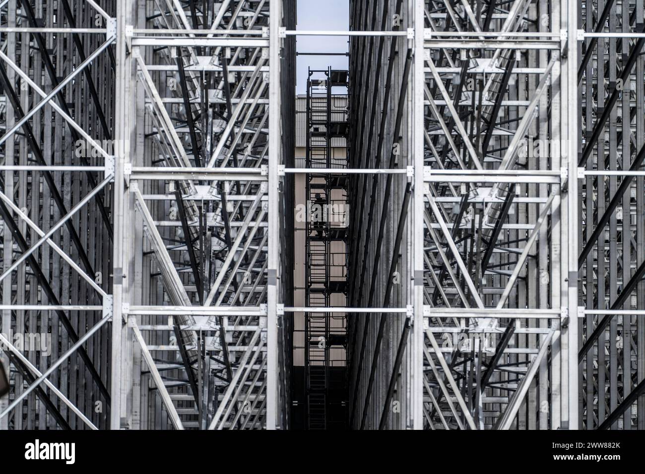 Bau eines Hochregallagers, Lagersystem für hohe Raumnutzung, in Stahlbauweise, NRW, Deutschland ...