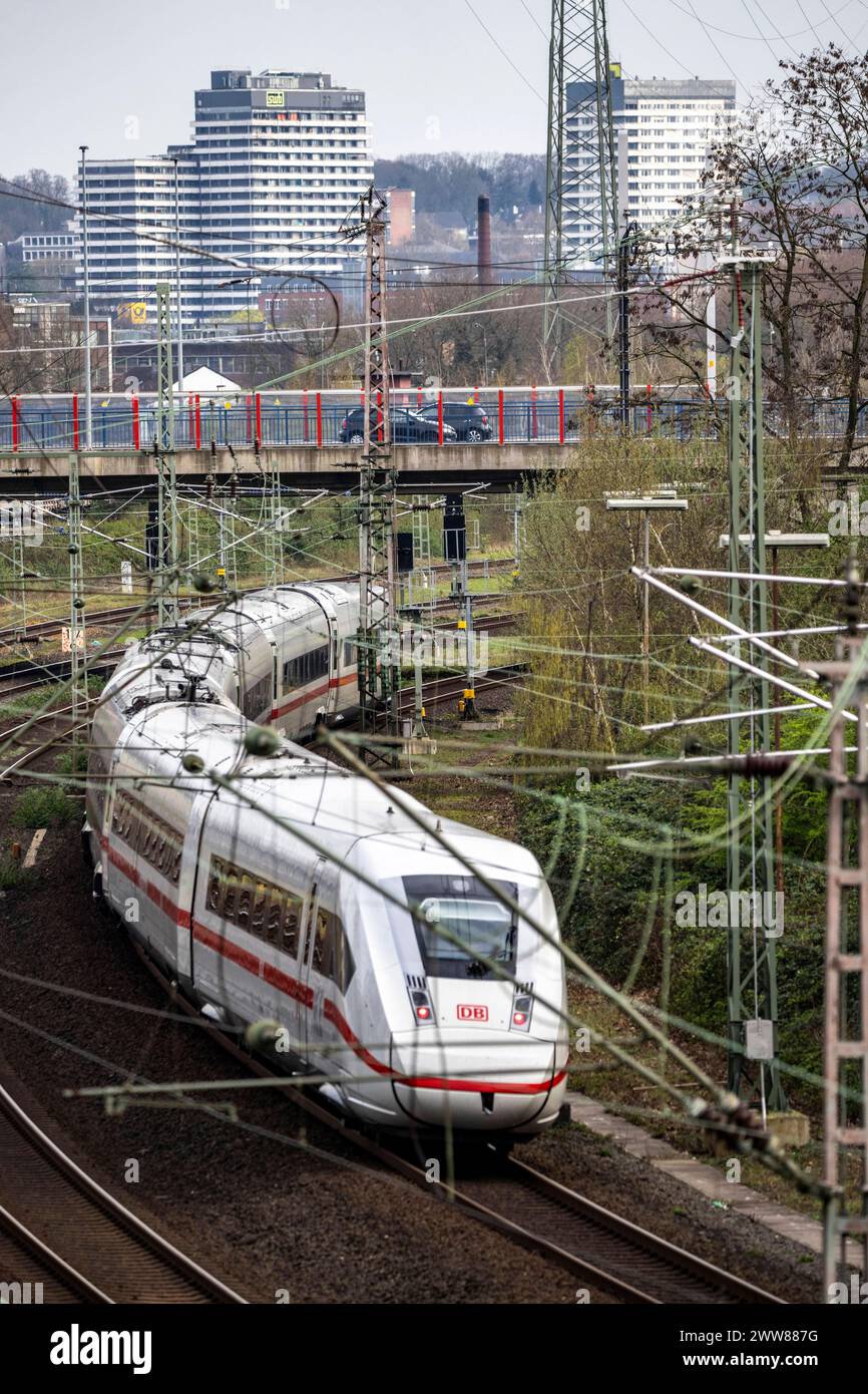 ICE Zug auf der Bahnstrecke zwischen Mülheim an der Ruhr, im ...