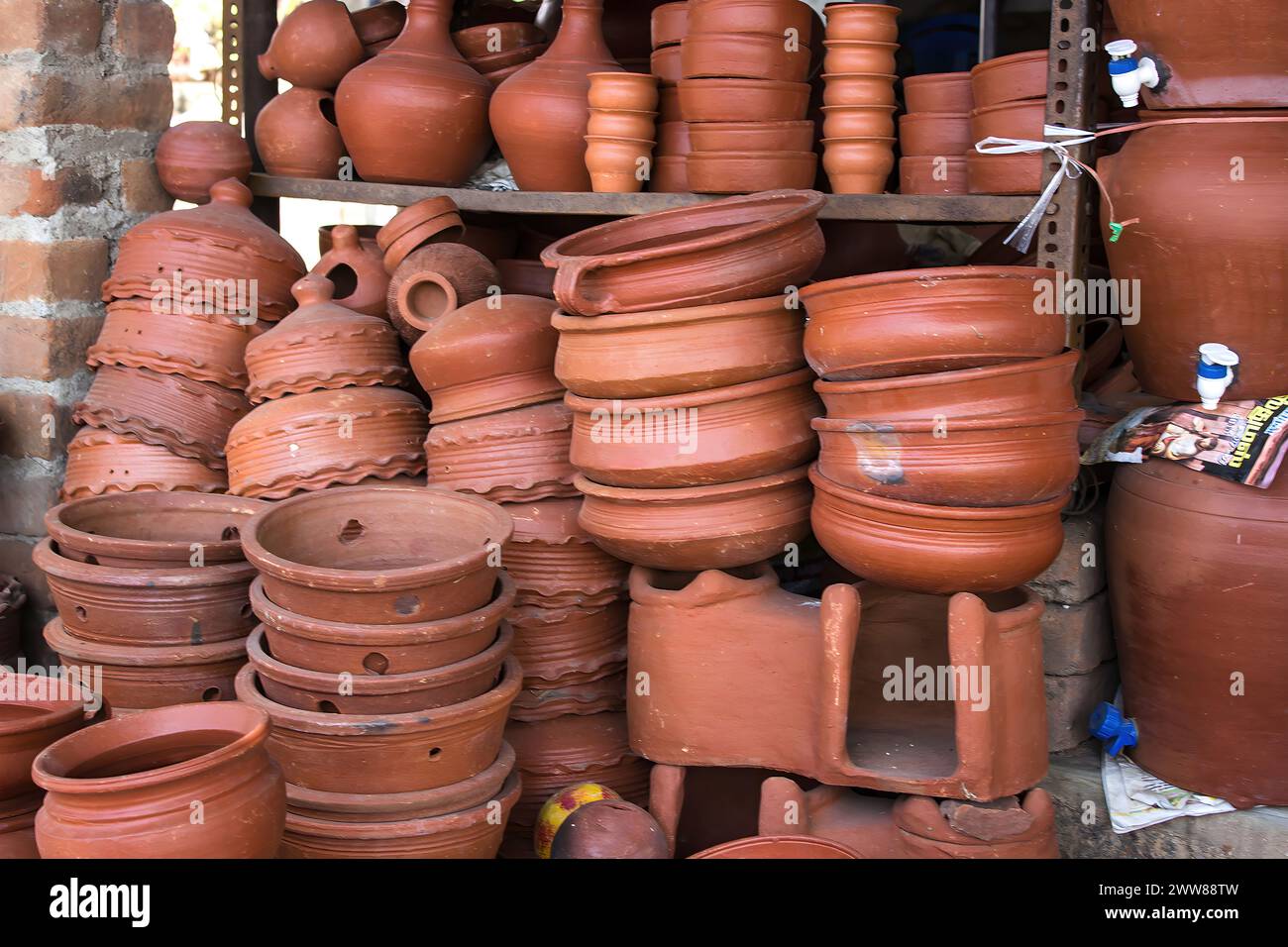 Clay cooking pots hi-res stock photography and images - Alamy