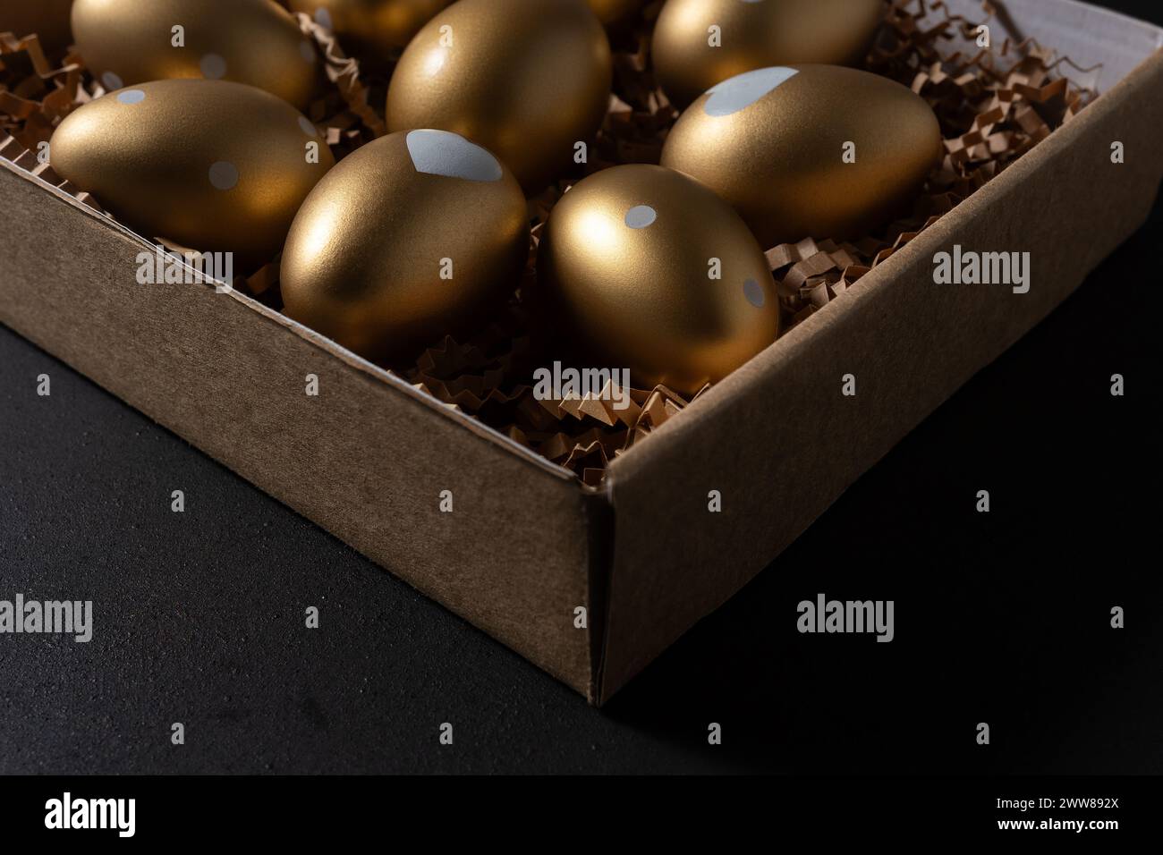 Golden eggs in egg box hi-res stock photography and images - Alamy