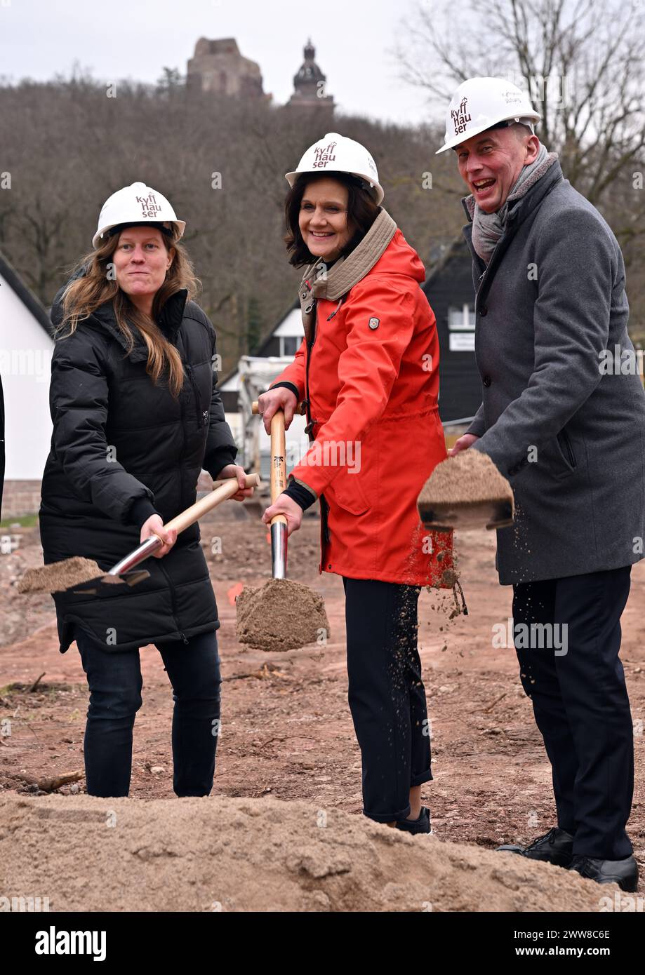 22 March 2024, Thuringia, Kyffhäuserland: Maria Aufegger (left ...