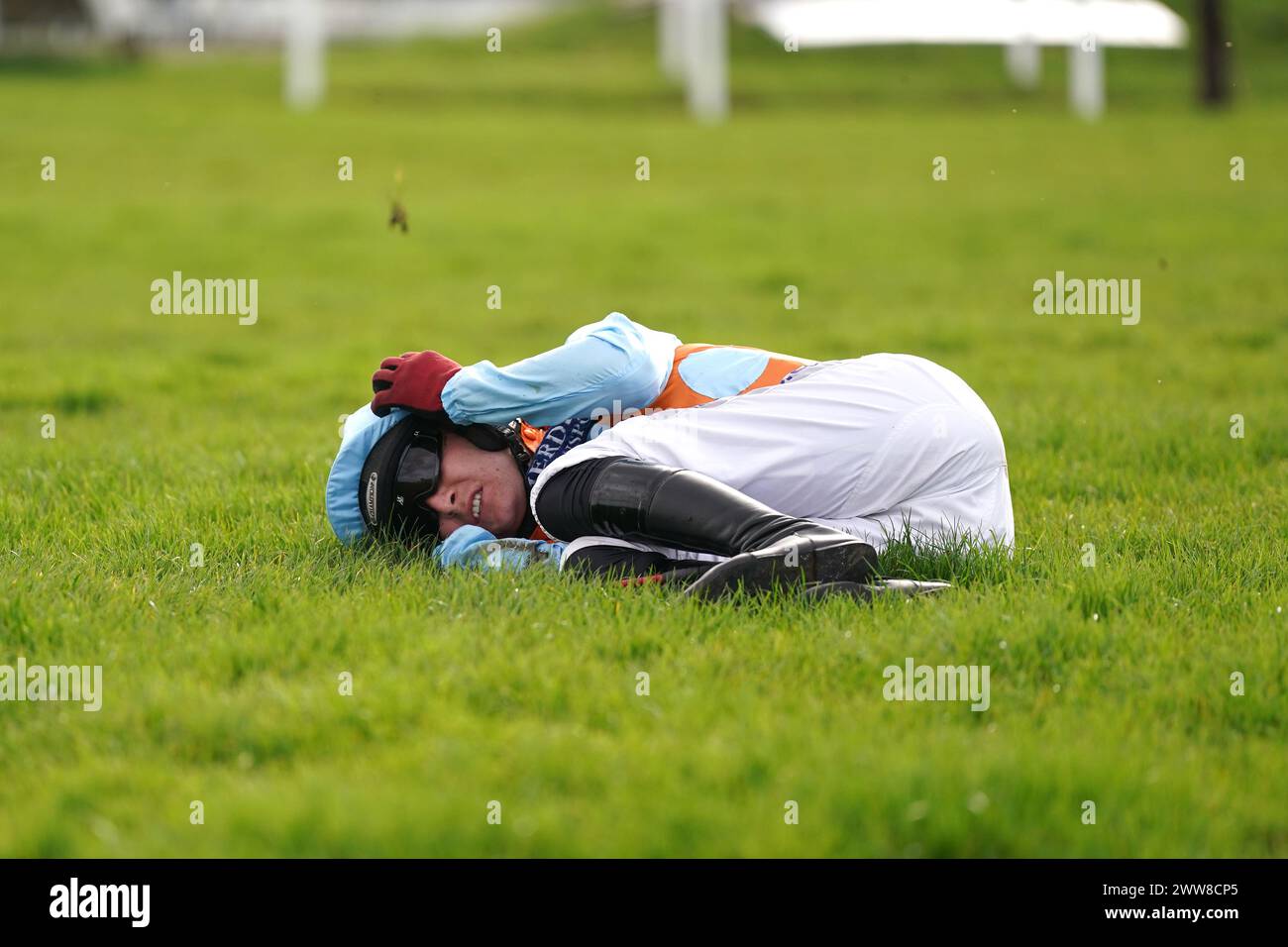 Jockey falling horse racing hi-res stock photography and images - Alamy