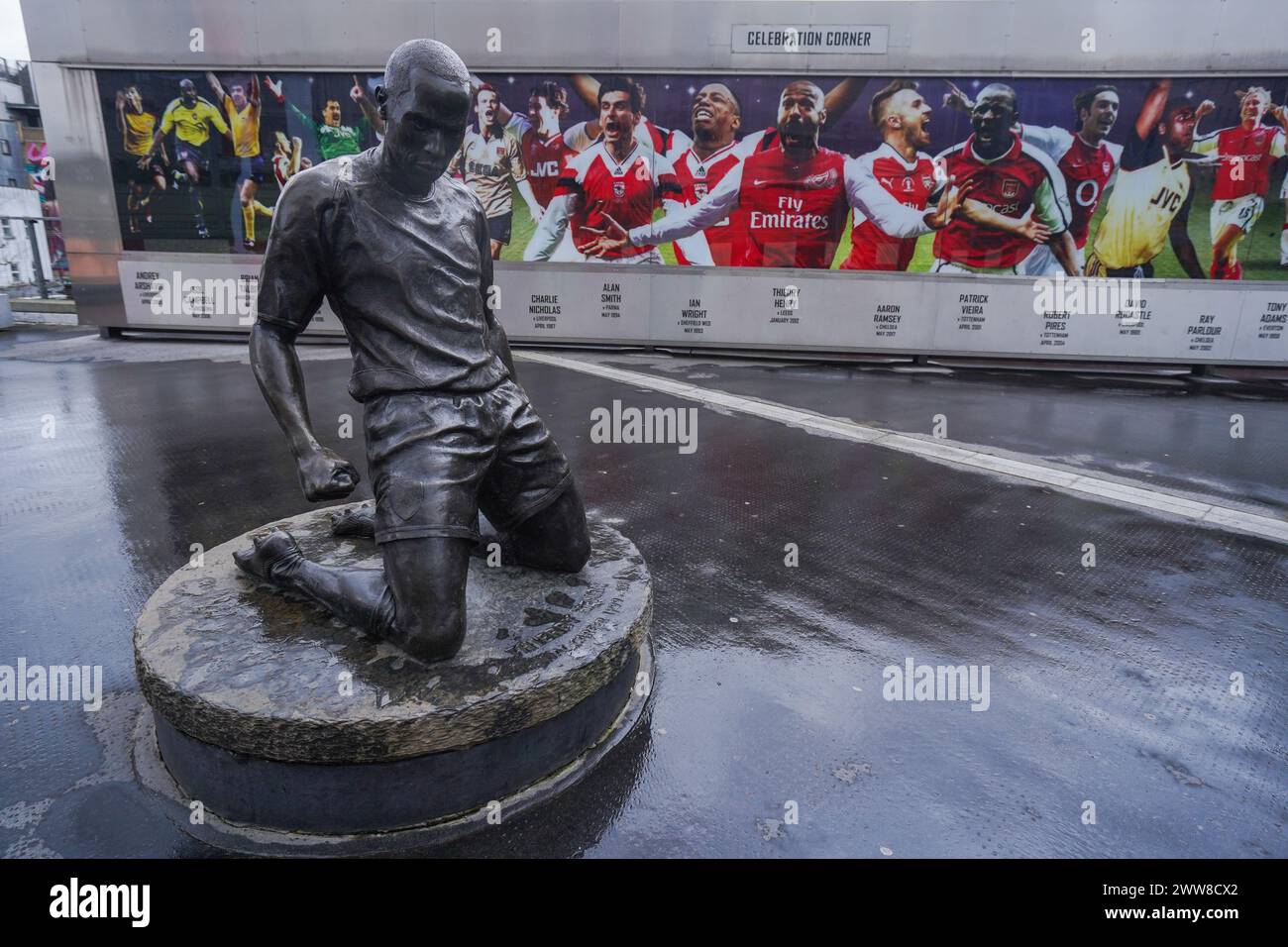 Statue of Thierry Henry at Arsenal Emirates Stadium, North London Stock ...