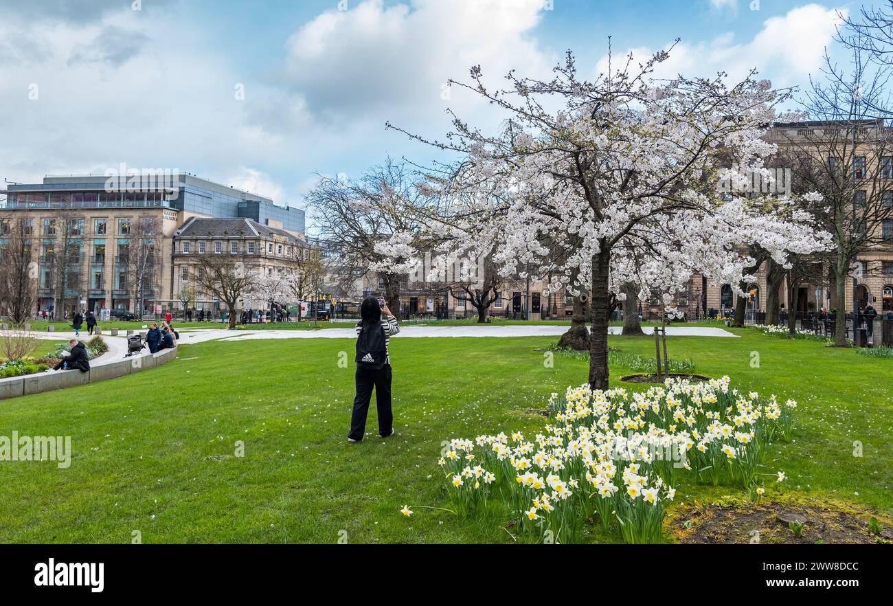 Creating weather hi-res stock photography and images - Alamy