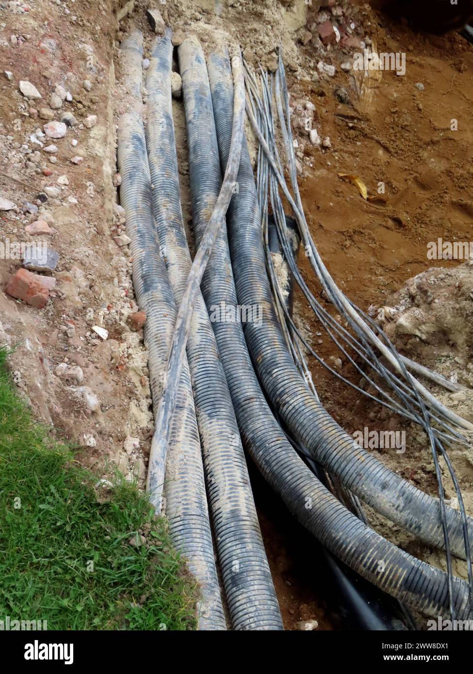 Da liegen sie - im Bauch der Erde - die Adern und Versorgungsnerven der ...