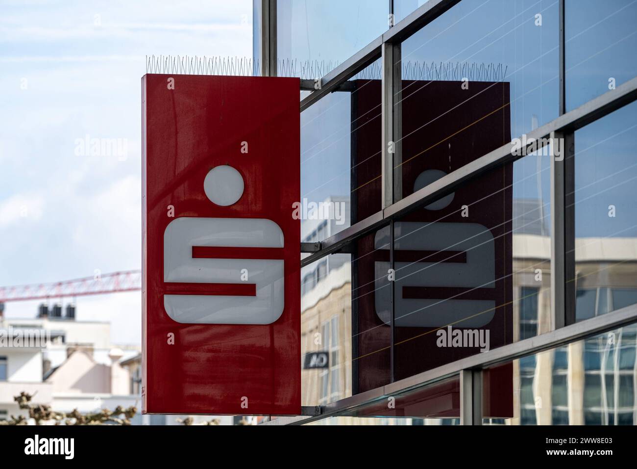 Sparkasse-Logo an Glasfassade 21.03.24, Frankfurt: Symbolfoto ...