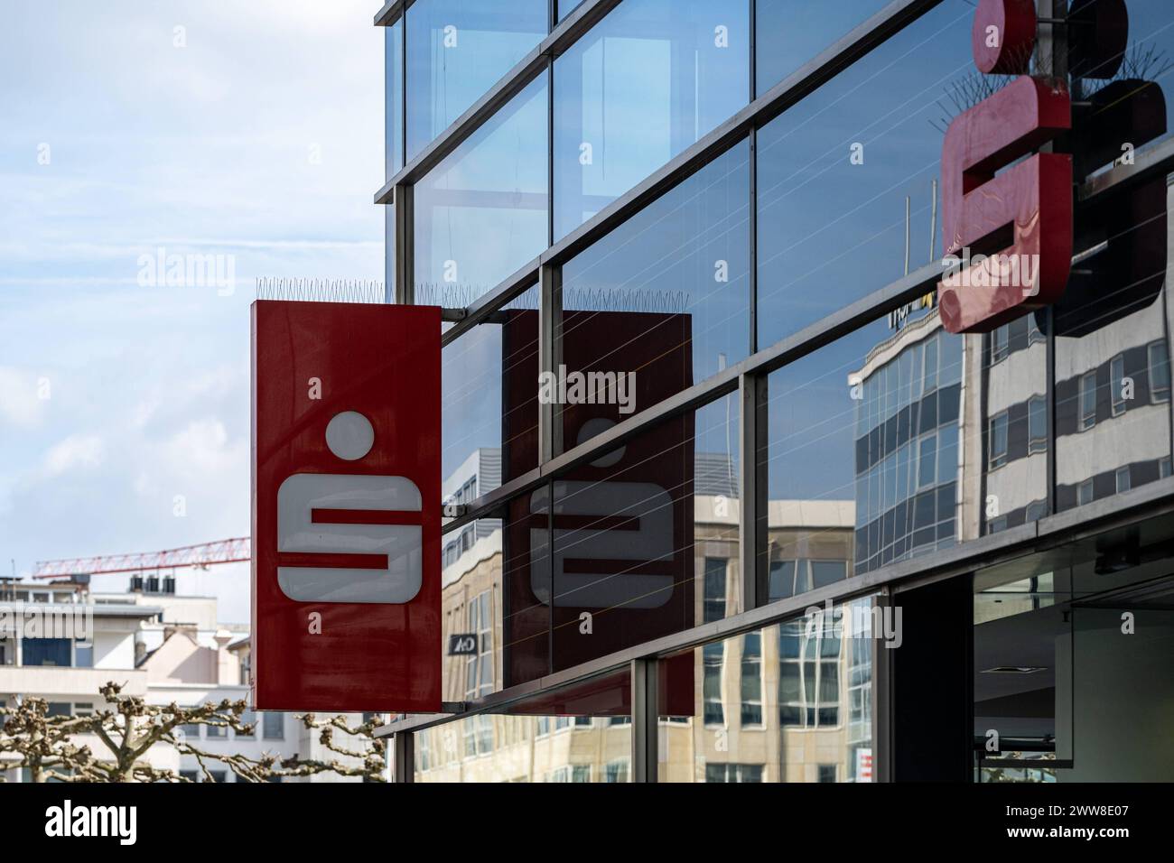 Sparkasse-Logo an Glasfassade 21.03.24, Frankfurt: Symbolfoto ...