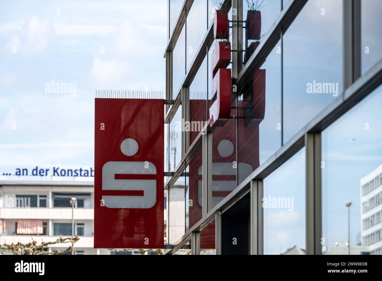 Sparkasse-Logo an Glasfassade 21.03.24, Frankfurt: Symbolfoto ...