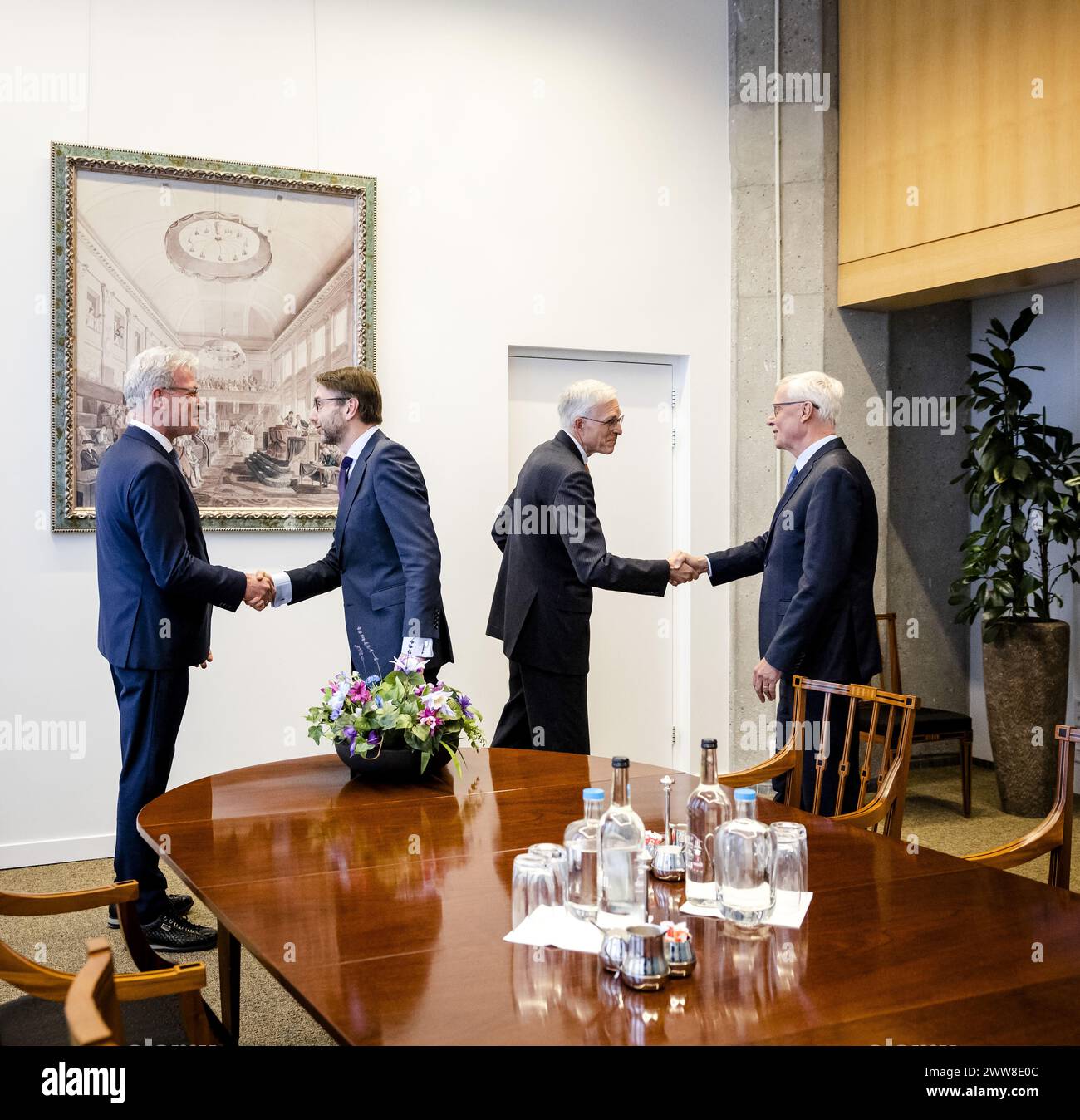 THE HAGUE - Steven van Weyenberg, outgoing Minister of Finance, and ...