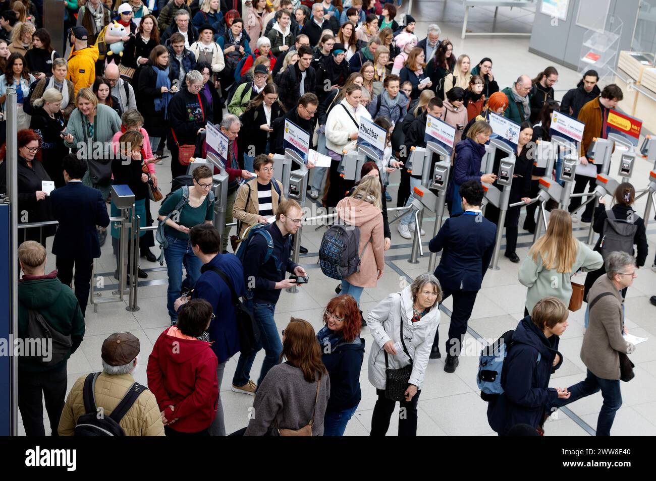 Messebesucher auf der Leipziger Buchmesse 2024 auf dem Messegelände ...