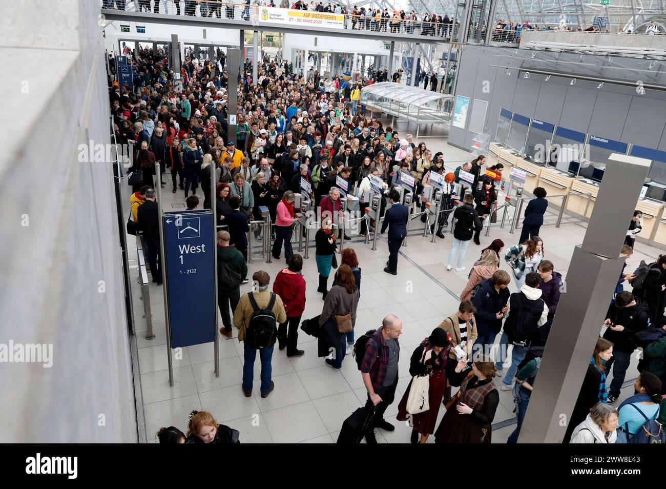 Messebesucher auf der Leipziger Buchmesse 2024 auf dem Messegelände ...