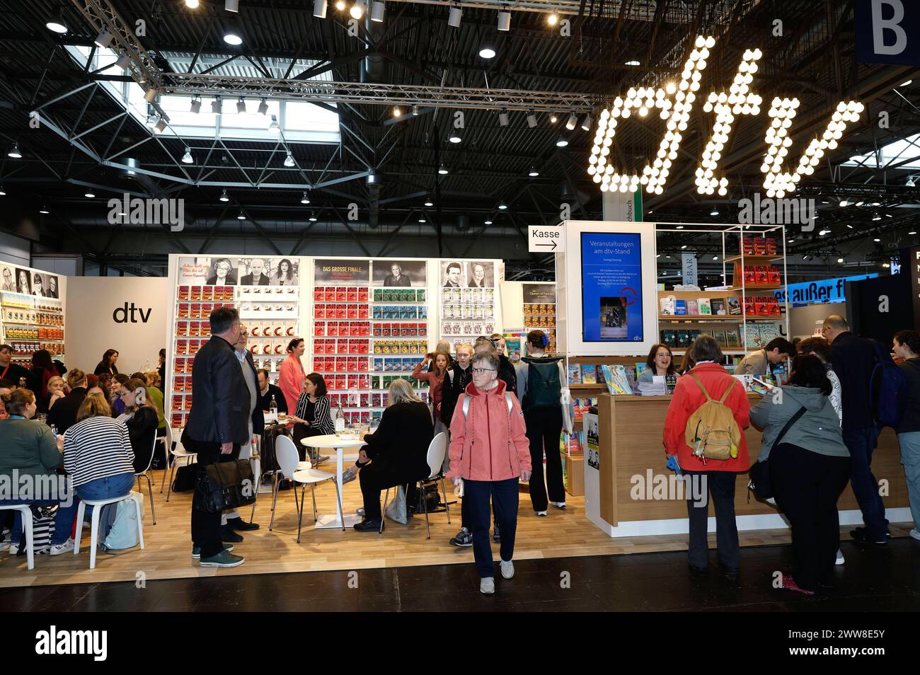 Der dtv Verlag auf der Leipziger Buchmesse 2024 auf dem Messegelände ...
