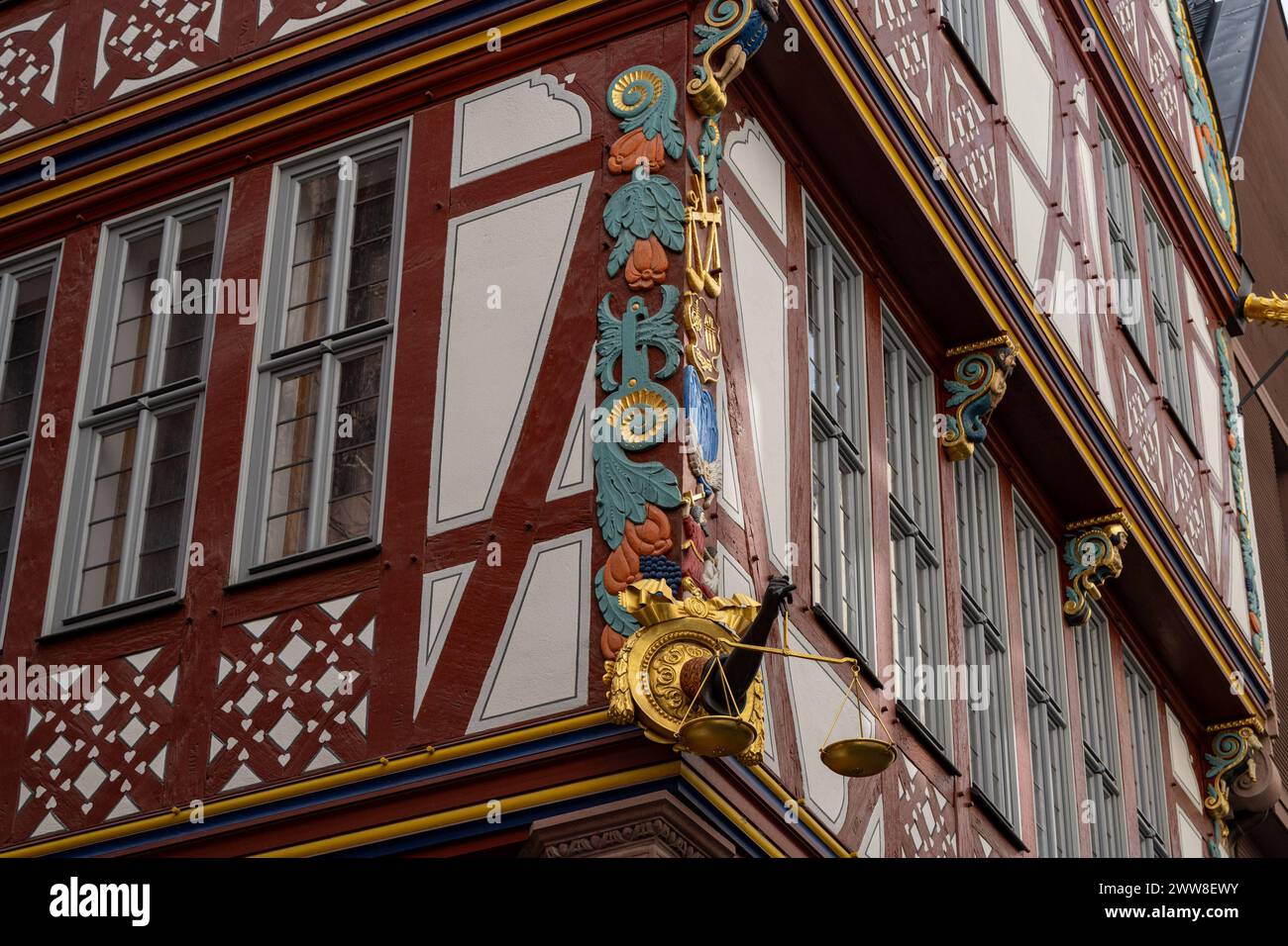 Goldene Waage an Fachwerkhaus in der neuen Frankfurter Altstadt 21.03.24, Frankfurt: Symbolfoto ...