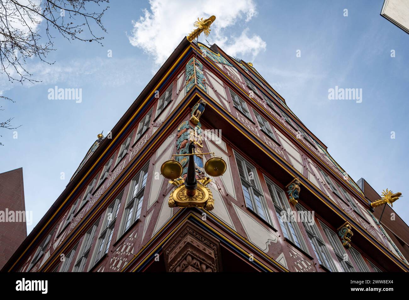 Goldene Waage an Fachwerkhaus in der neuen Frankfurter Altstadt 21.03.24, Frankfurt: Symbolfoto ...